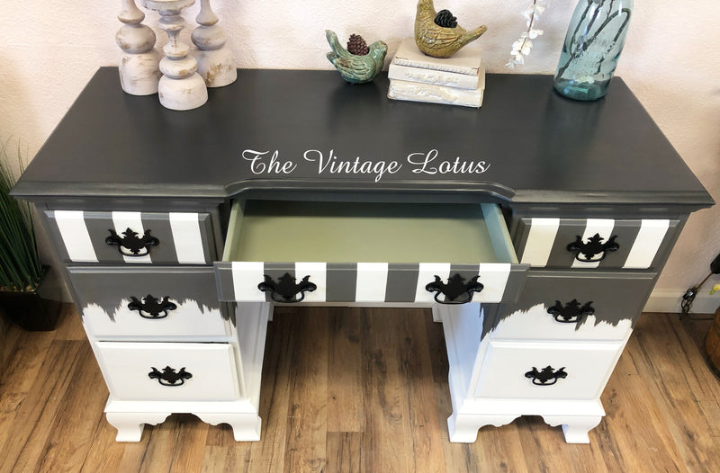 Custom Vintage Desk/Vanity – The Vintage Lotus