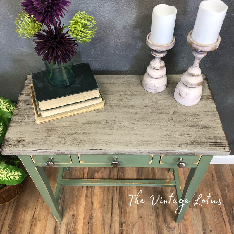 Cute Distressed Entry Table – THE VINTAGE LOTUS